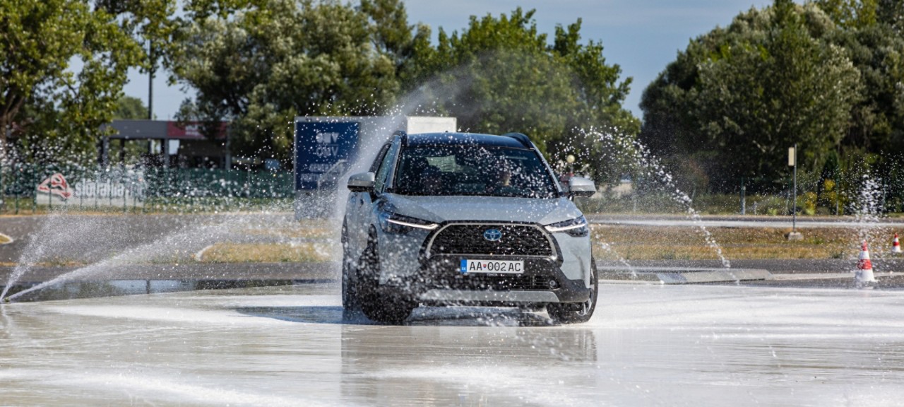 AUTOLUX KOŠICE, spol. s r.o. - Kurzy Bezpečne s Toyotou pokračujú | Toyota